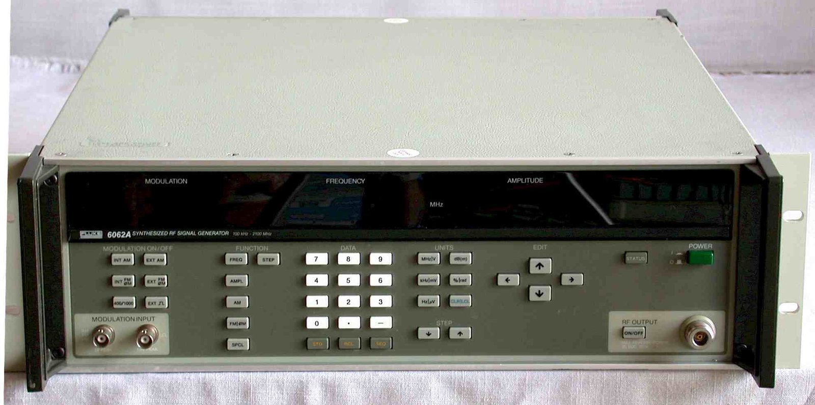 Fluke 6062A – Synthesized RF Signal Generator